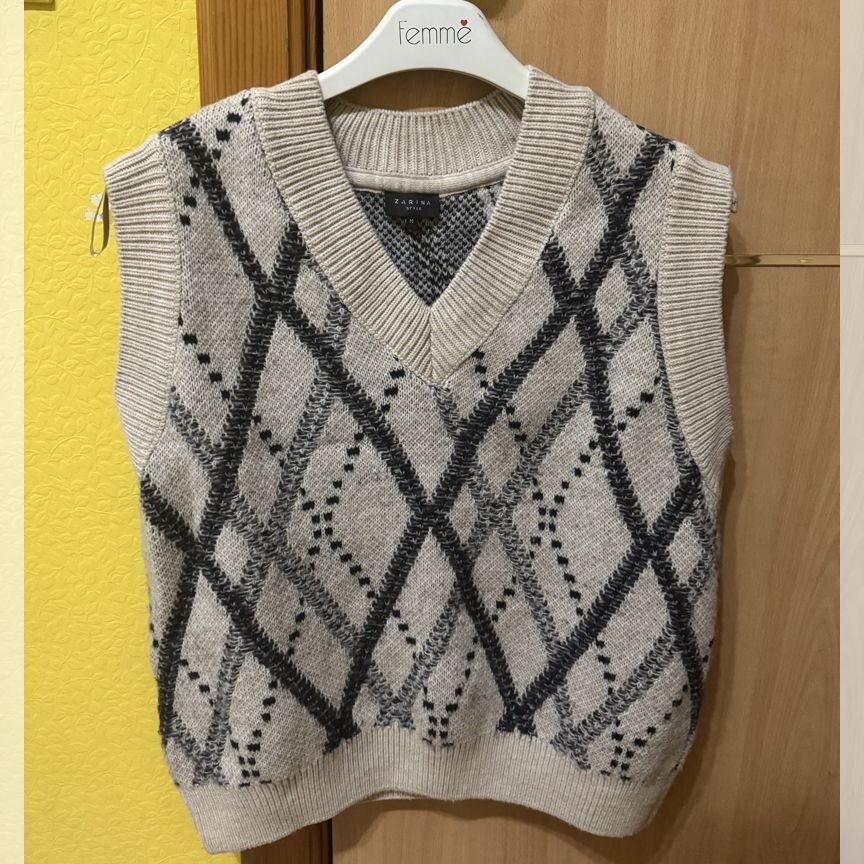 Жилетка женская вязаная шерстяная